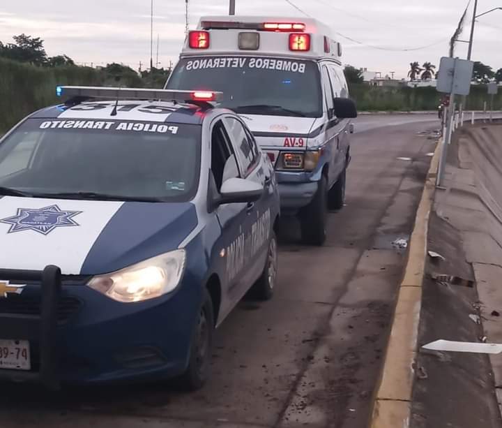 Otro más: Conductor pierde el control de su unidad y cae a canal pluvial en Mazatlán | Los ...