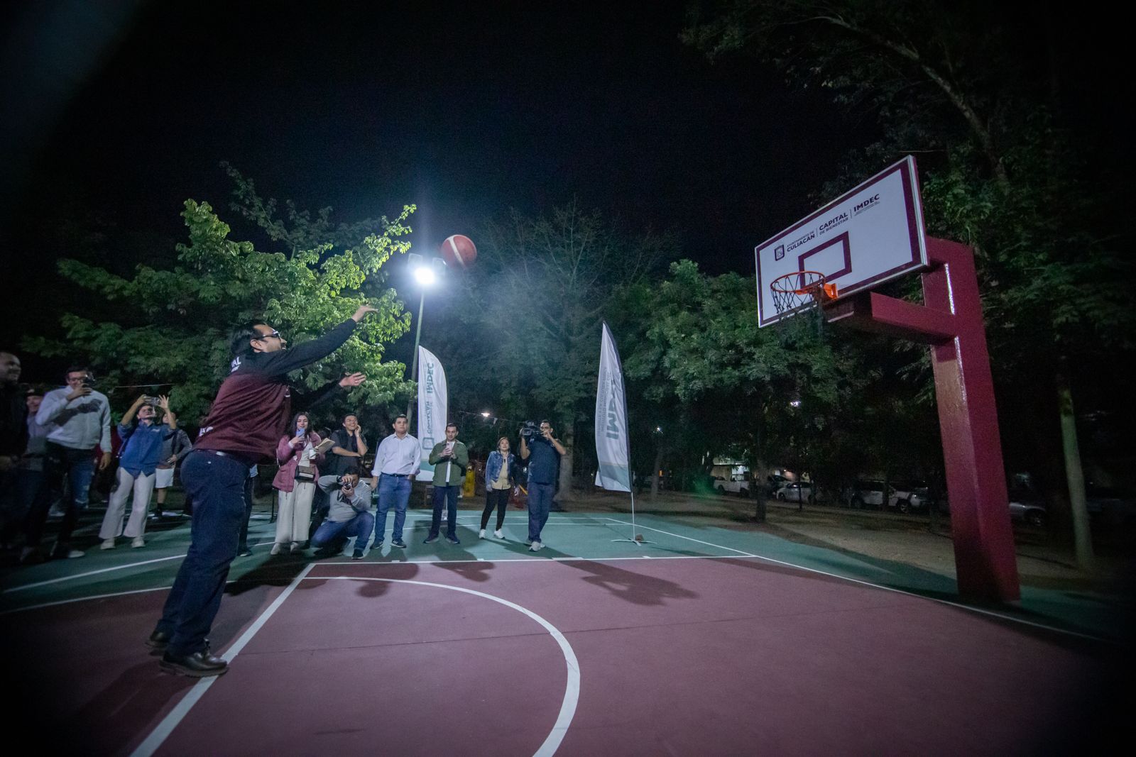 Ayuntamiento de Culiacán entrega cancha deportiva totalmente rehabilitada en La Campiña | Los ...