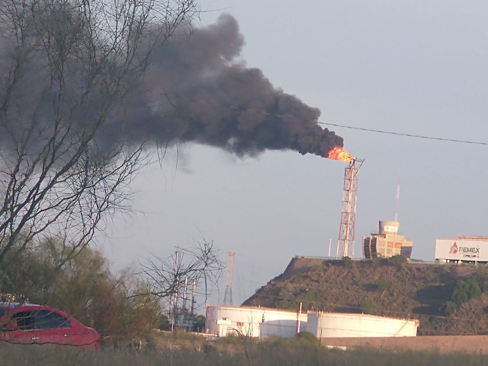 Causa asombro gran columna de humo negro que emana del ‘mechón’ de ...
