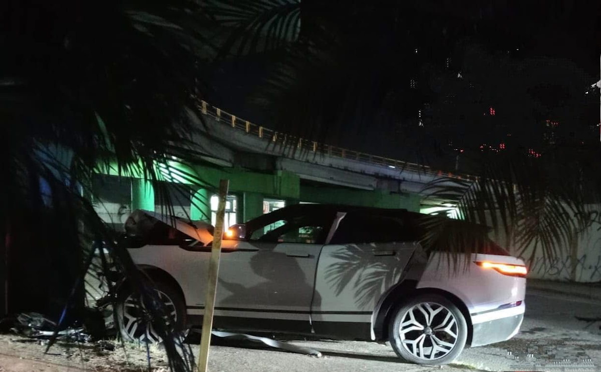 ¡De último modelo! Conductor pierde el control de su Land Rover y se impacta en Mazatlán | Los ...