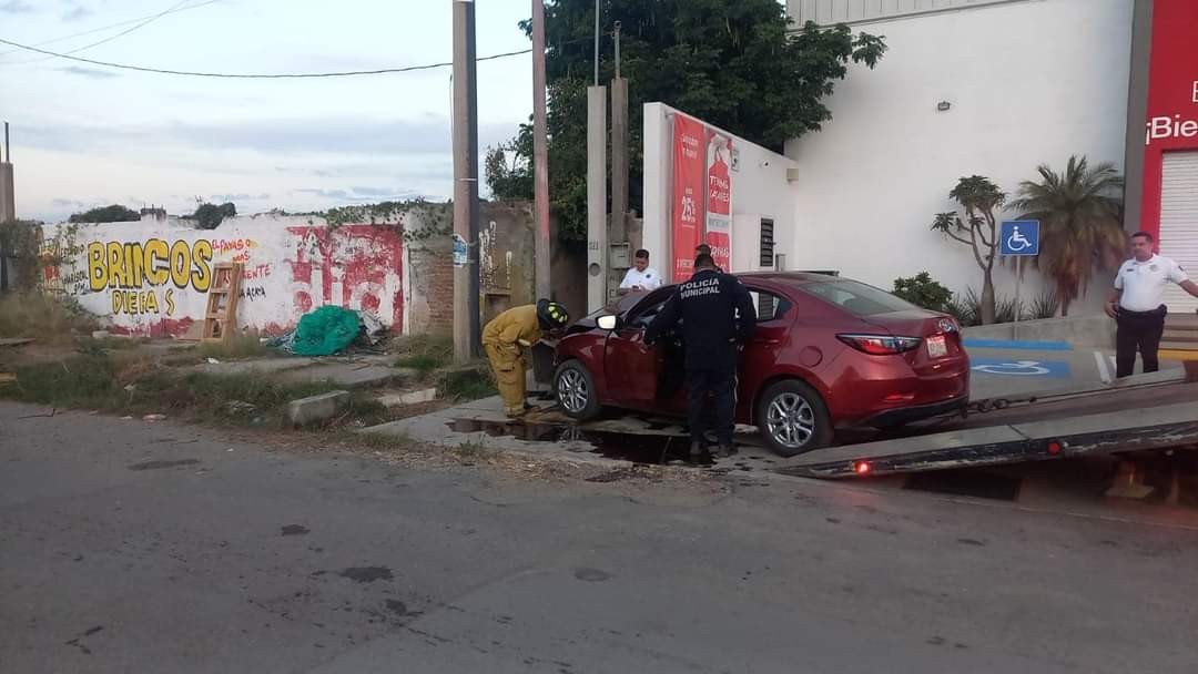 Conductor pierde el control de su vehículo y se impacta contra un poste de luz en Mazatlán | Los ...