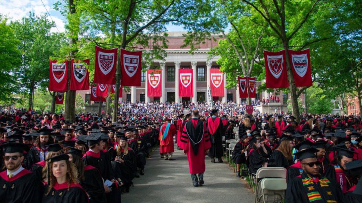 Miles de estudiantes de Harvard se gradúan en medio de incertidumbre ...