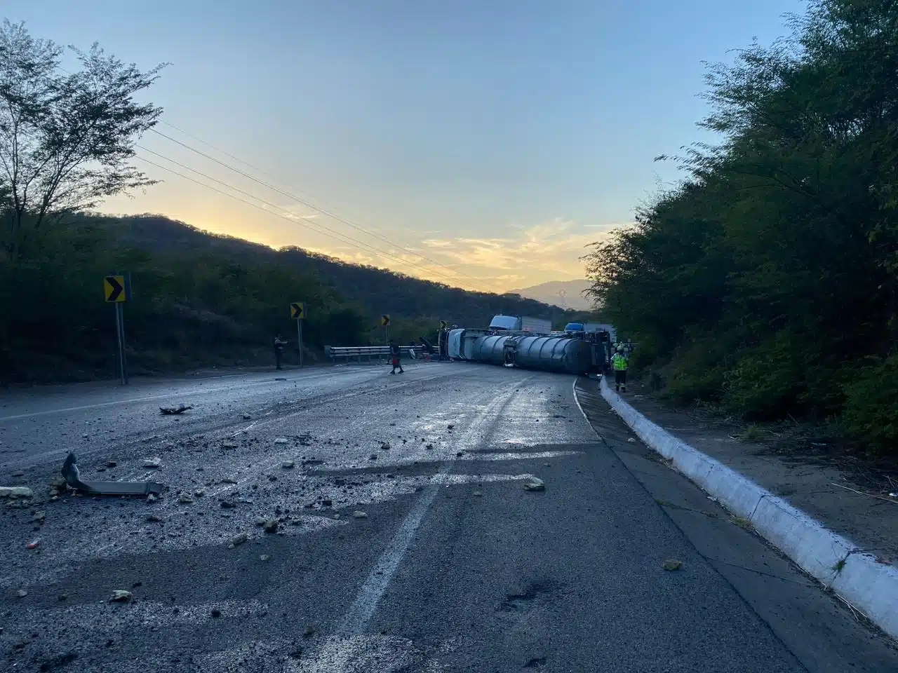 Se registra choque de dos tráileres sobre la autopista Mazatlán-Durango | Los Noticieristas