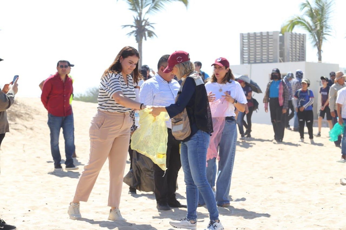 Se unen en Mazatlán para limpiar 3 km de Playa Cerritos | Los Noticieristas