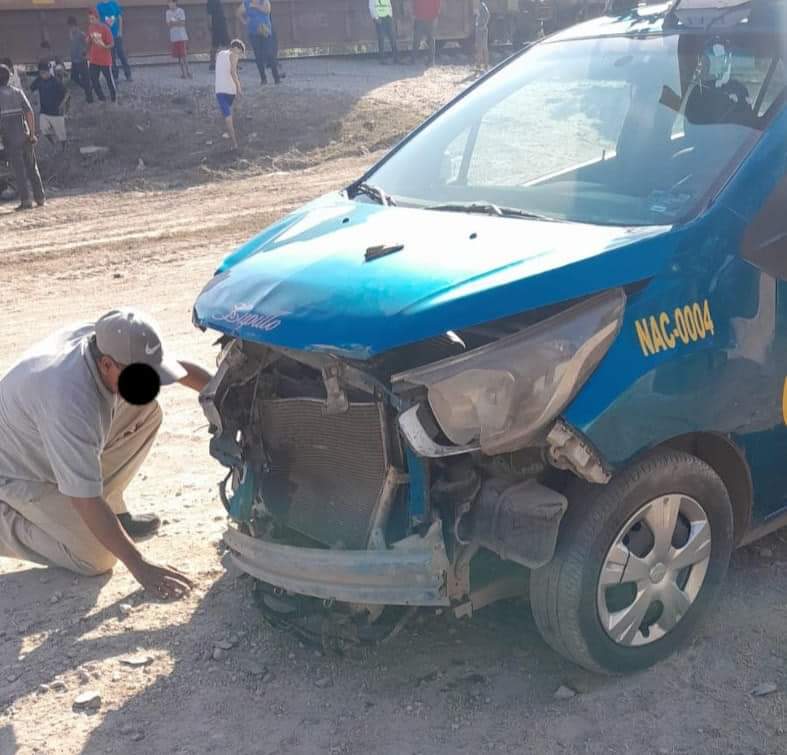 Taxista intenta ganarle el paso al tren y es embestido en Escuinapa ...