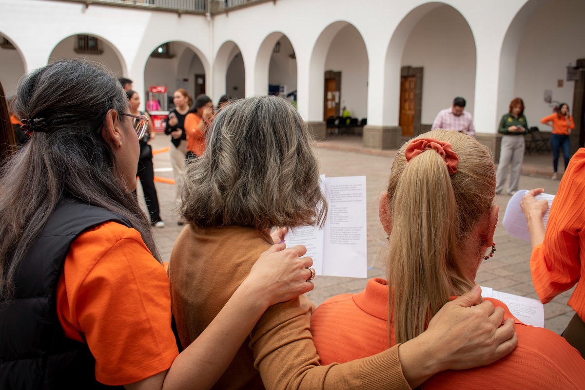 Este lazo naranja, representa el compromiso para erradicar la violencia ...
