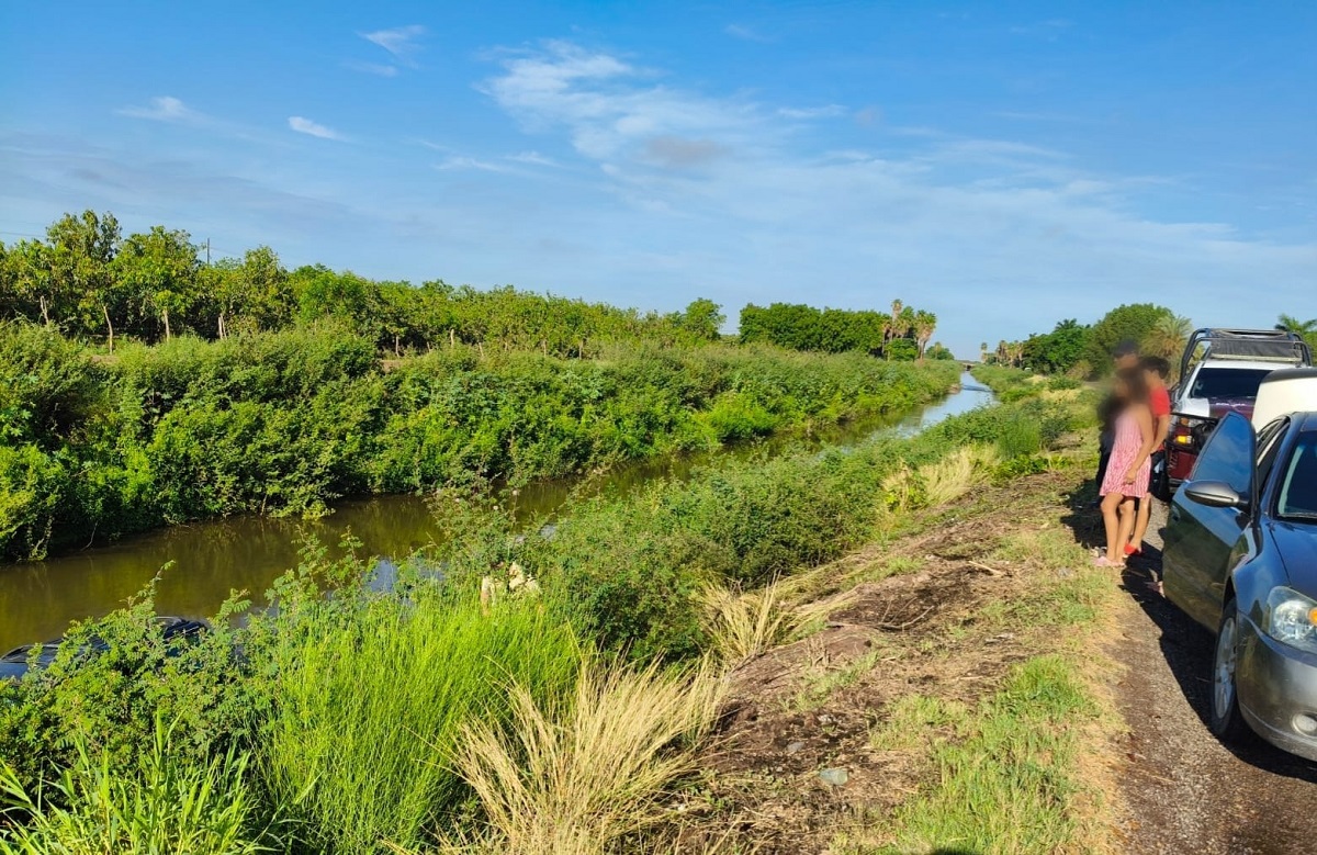 Familia cae al canal Sicae y son rescatados por Policías de Ahome del ...