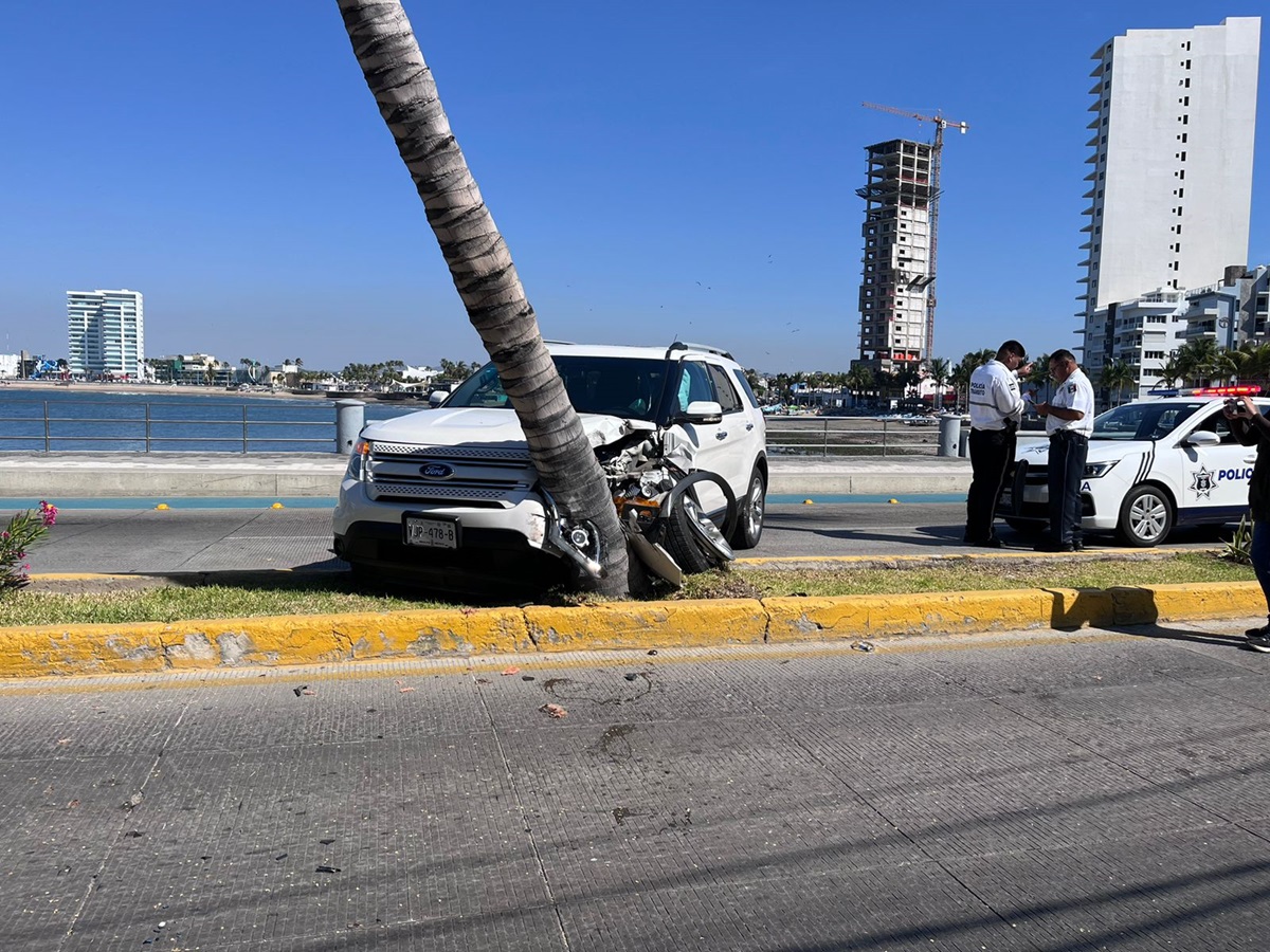 Conductor pierde el control de su camioneta tras quedarse dormido y se impacta contra palmera en ...