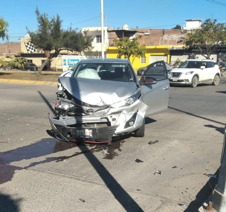Taxista se brinca su alto obligatorio y provoca choque en Mazatlán ...