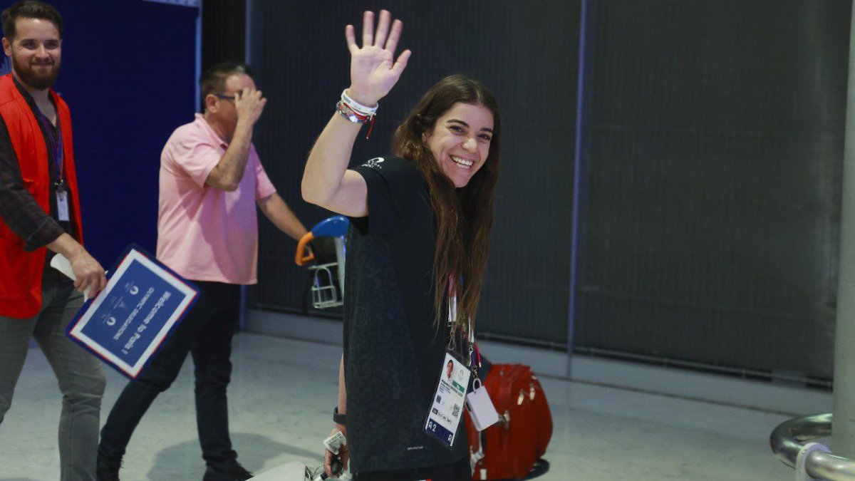 La abanderada Alejandra Orozco y el equipo de clavados llegan a París | Los Noticieristas
