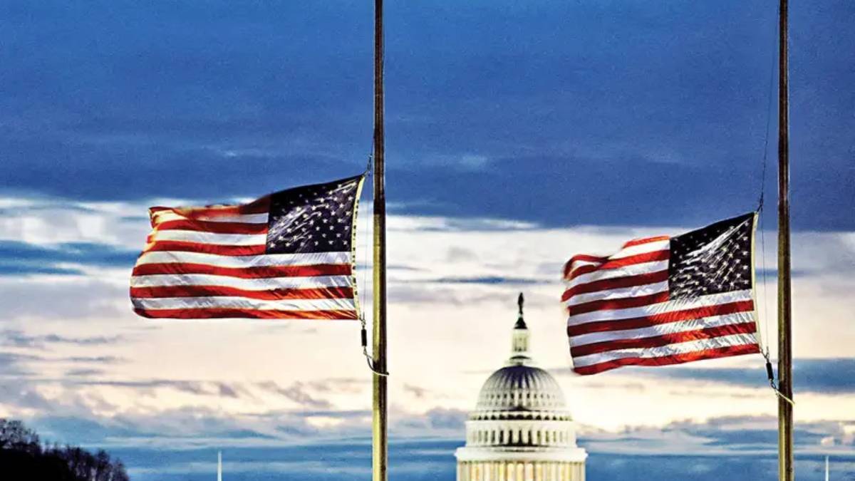 ¿Cuál es la razón para izar las banderas a media asta en la investidura ...