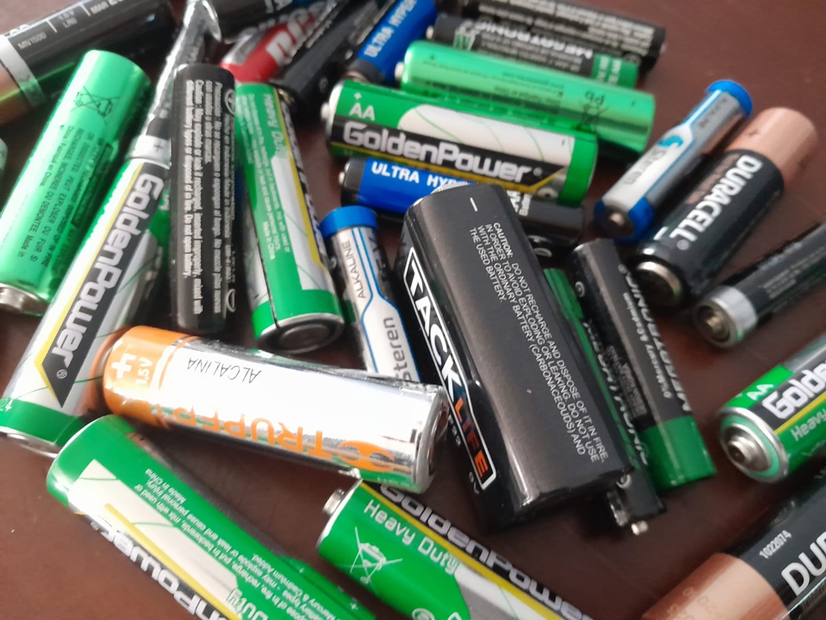 ¡A la basura no! Estos son los riesgos al tirar las baterías gastadas y dónde desecharlas | Los ...