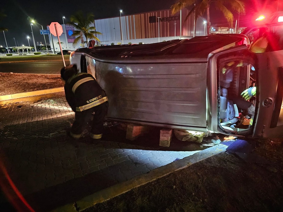 Carro termina volcado tras ser impactado por otro vehículo en Mazatlán ...