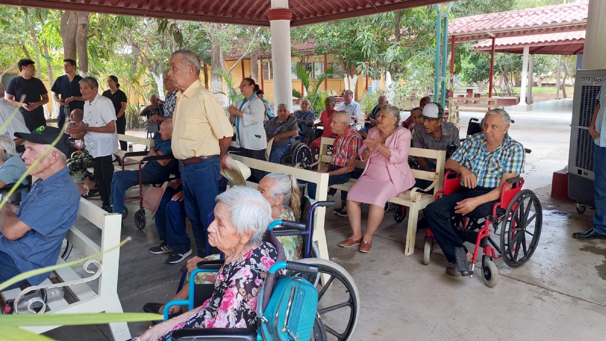 Celebran el Día del Abuelo en el Asilo de Ancianos Santa Rosa | Los ...
