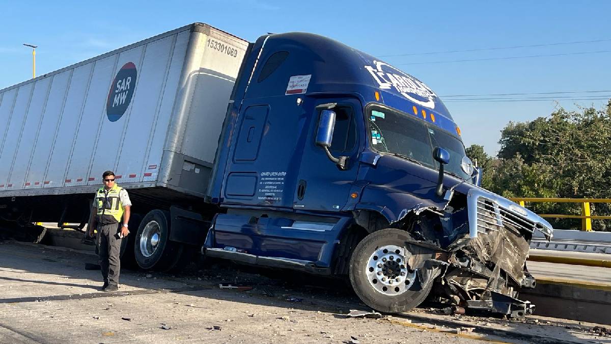 Choque de tráileres sobre la México 15, en Guasave, deja fuertes daños ...
