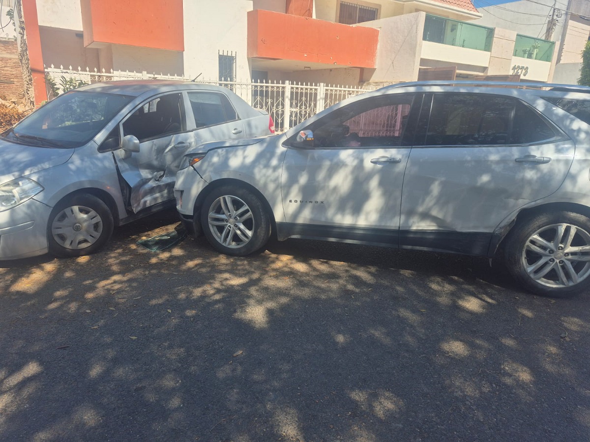 Choque entre tres unidades en el centro de Guasave deja daños materiales | Los Noticieristas