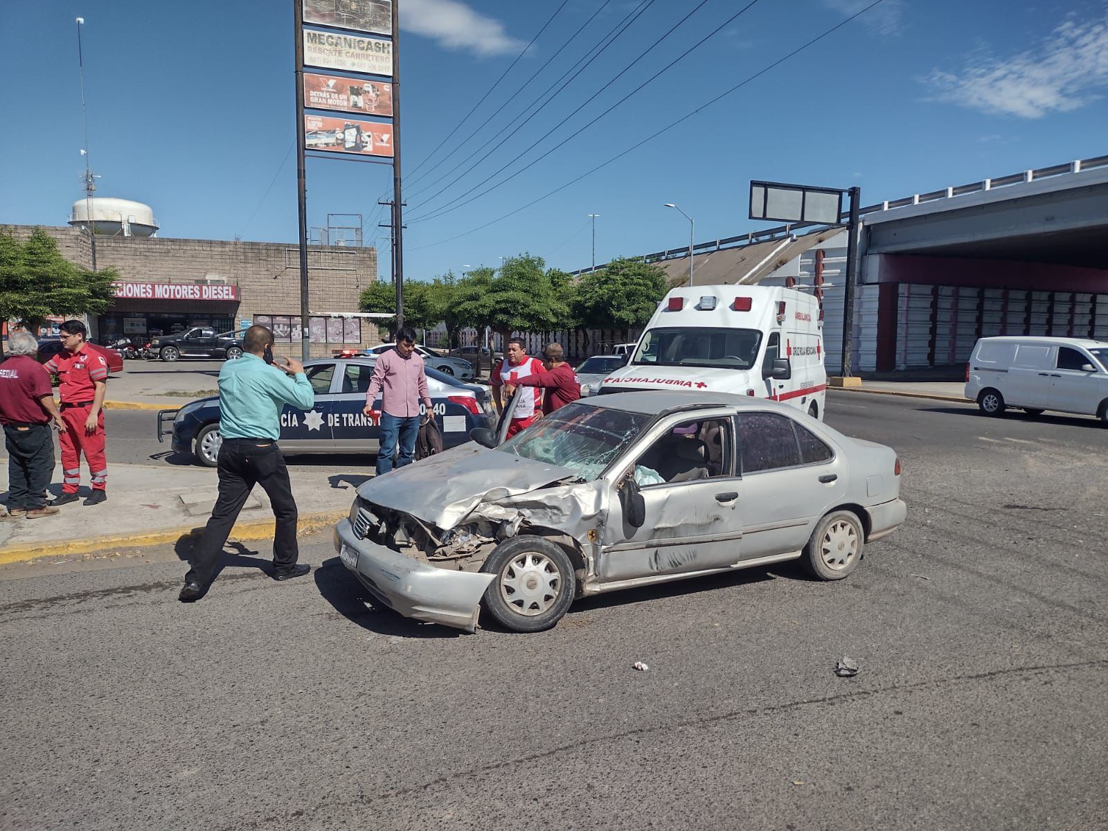 Choque sobre el lateral de la México 15, en Guasave deja dos personas lesionadas | Los Noticieristas