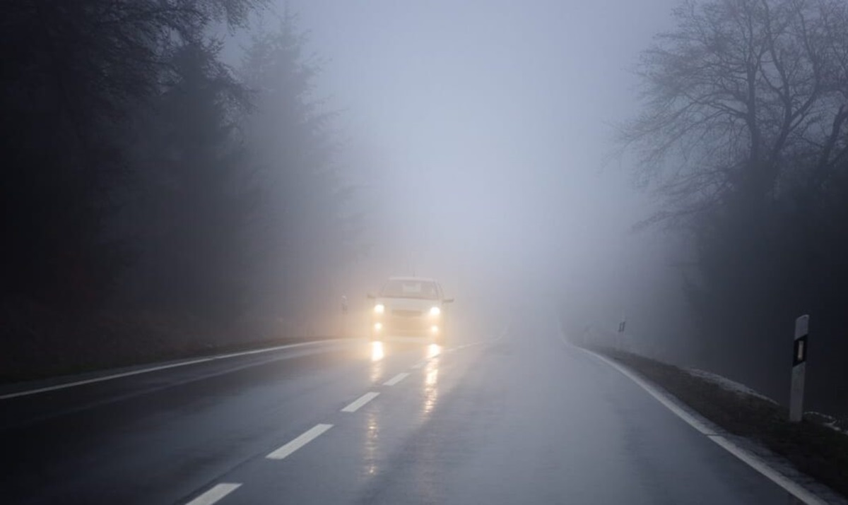 ¿Cómo conducir en la neblina? Checa que luces se deben usar y otros ...