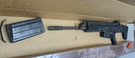 ¡Uno era policía! Vinculan a cuatro hombres por portar armas de uso exclusivo de Fuerzas Armadas ...