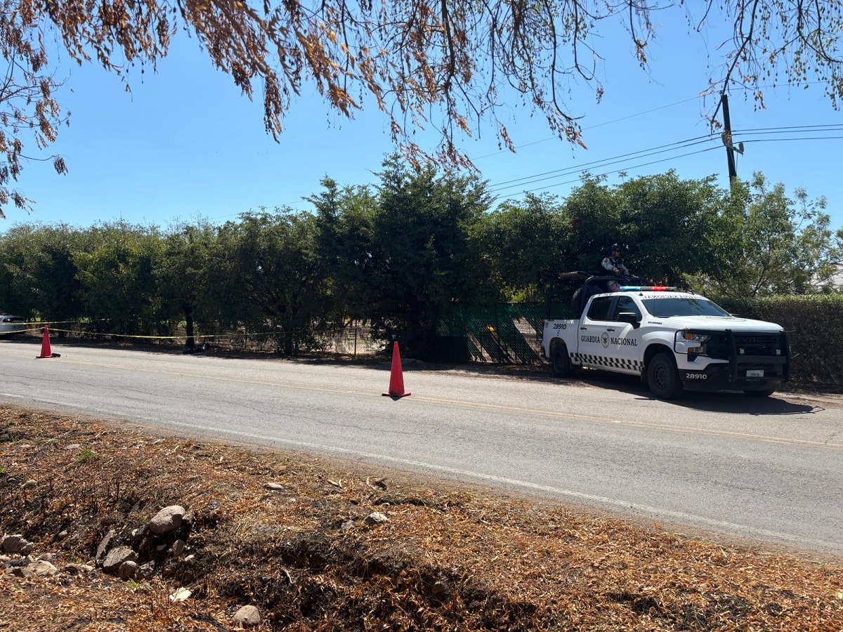 Envuelto en bolsas negras y encintado arrojan cadáver por la carretera ...