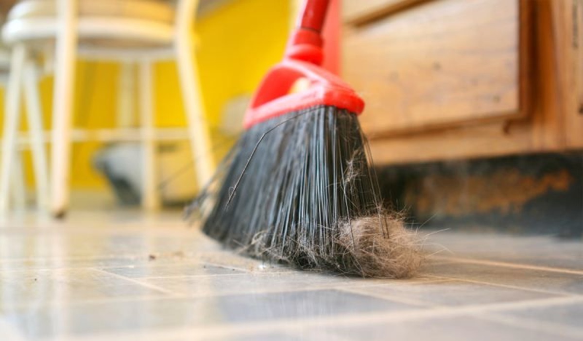 ¿Barres y barres pero sigues sin ver limpio? Sigue esta guía para limpiar la escoba y nota la ...