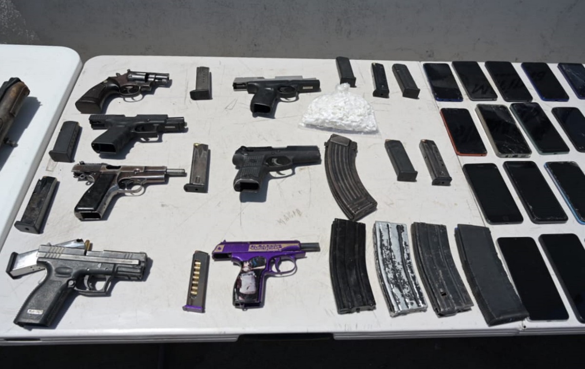¡Cuarta revisión! Decomisan 10 armas largas, pistolas, drogas y otros objetos del delito en ...