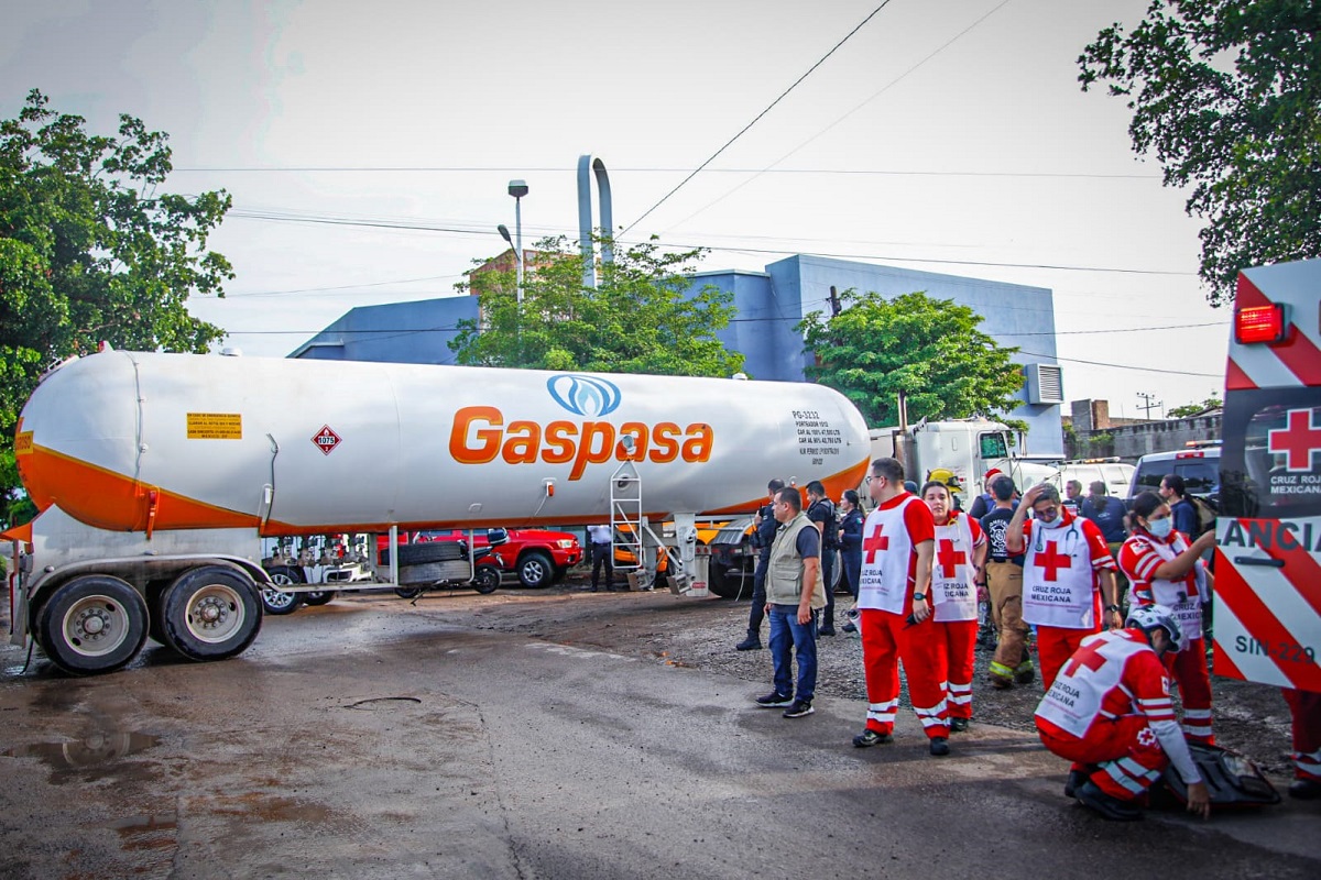 Cuerpos de seguridad evacuan colonos tras explosión en planta de gas LP ...