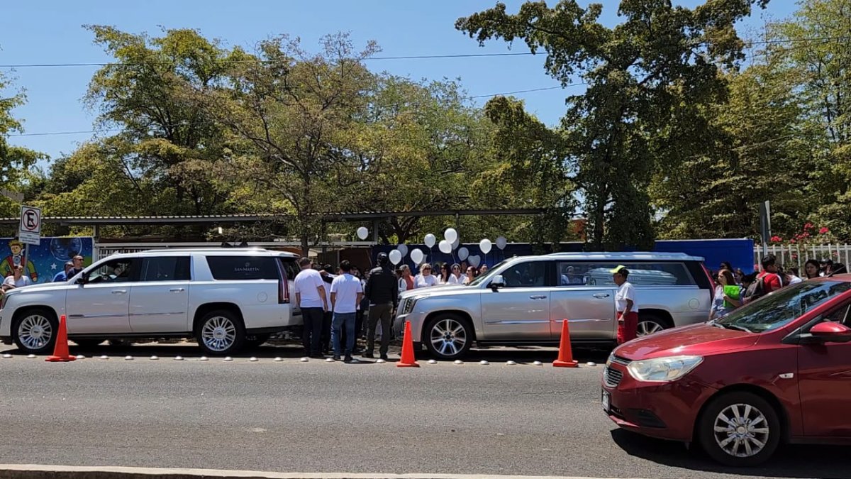 Con globos blancos y palomas de la paz despiden a Alexa y Leydi en su escuela, en Culiacán | Los ...