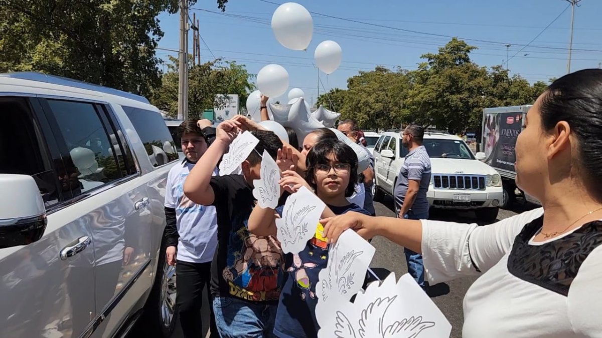 Con globos blancos y palomas de la paz despiden a Alexa y Leydi en su escuela, en Culiacán | Los ...