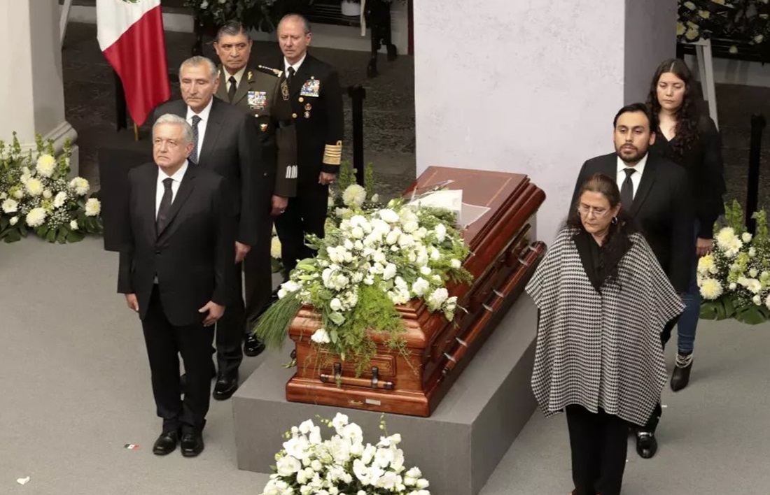 Desmienten en Mañanera supuesta foto de AMLO en funeral de mamá de ‘El Chapo’ | Los Noticieristas