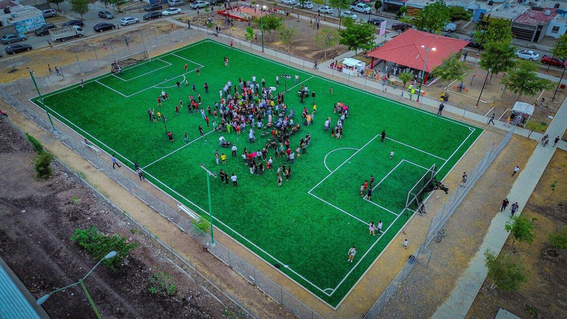 Gámez Mendívil entrega cancha de futbol en Alturas del Sur