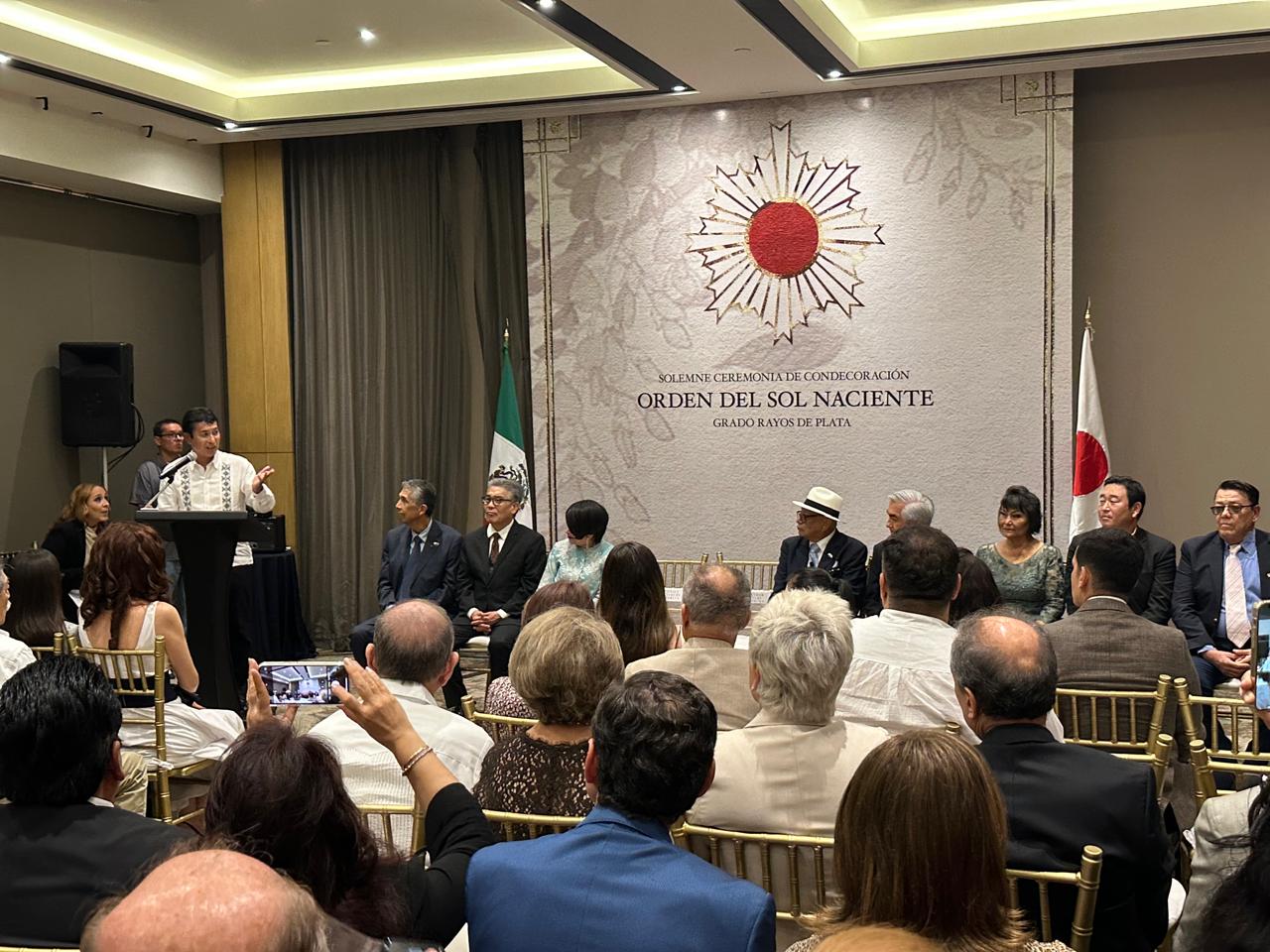 Por su éxito y servicio a la comunidad, el gobierno de Japón condecoró con la “Orden del Sol ...