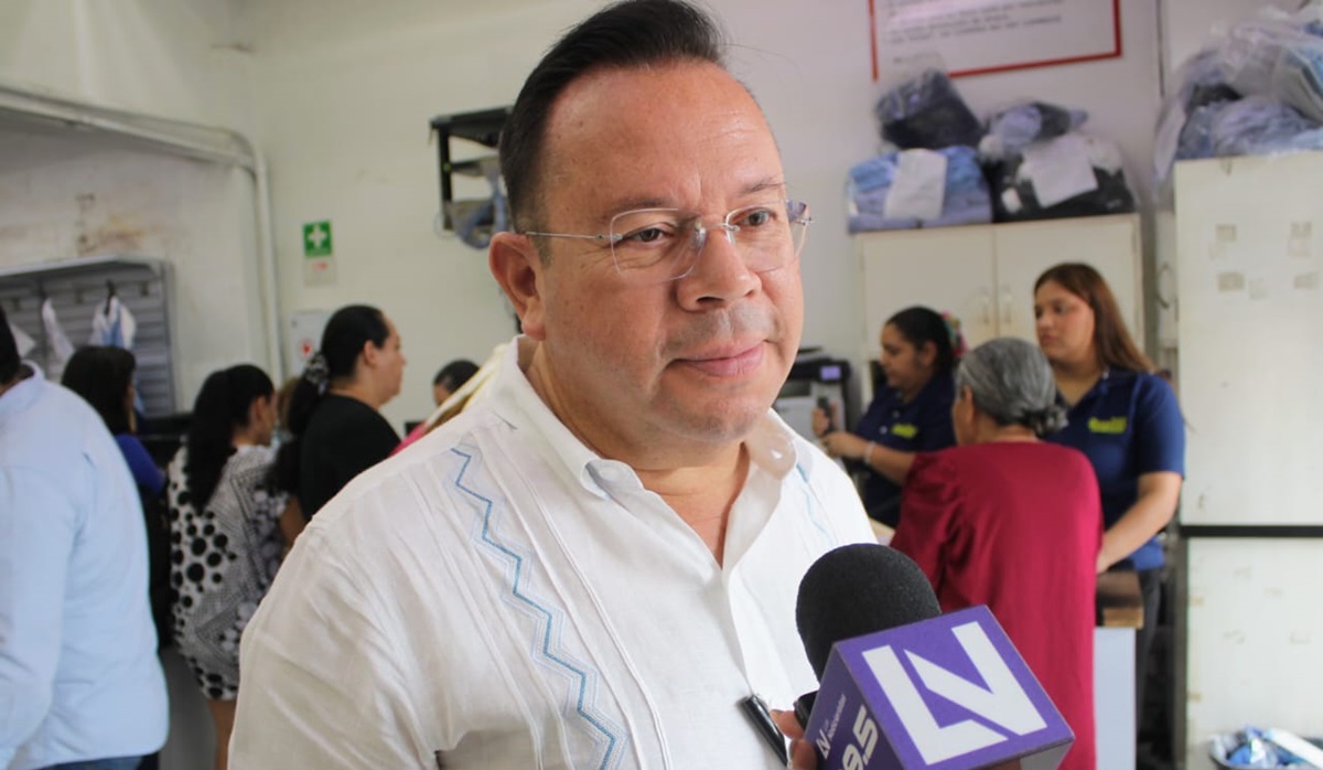 Largas filas en canje de uniformes gratuitos en Mazatlán | Los Noticieristas