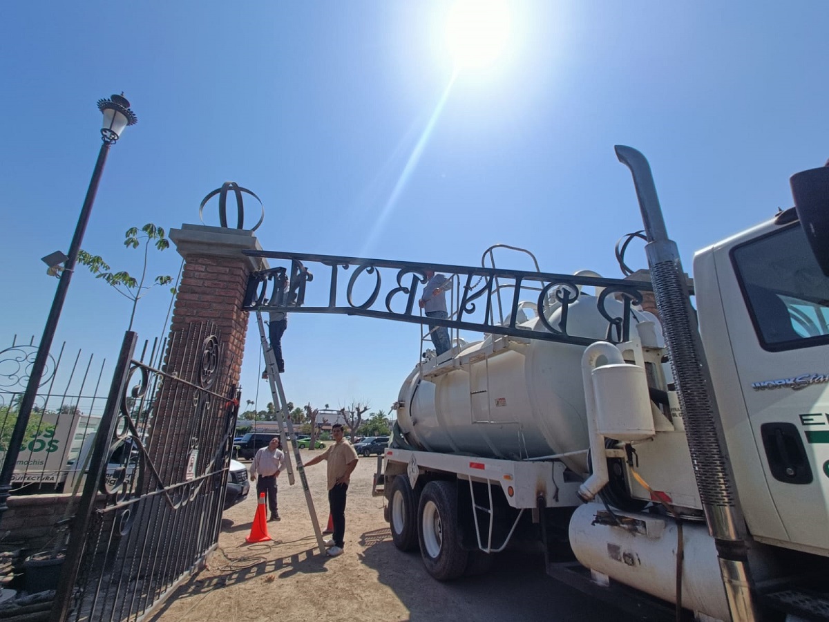 Calculó mal la altura y se llevó de “corbata” el letrero del Jardín ...