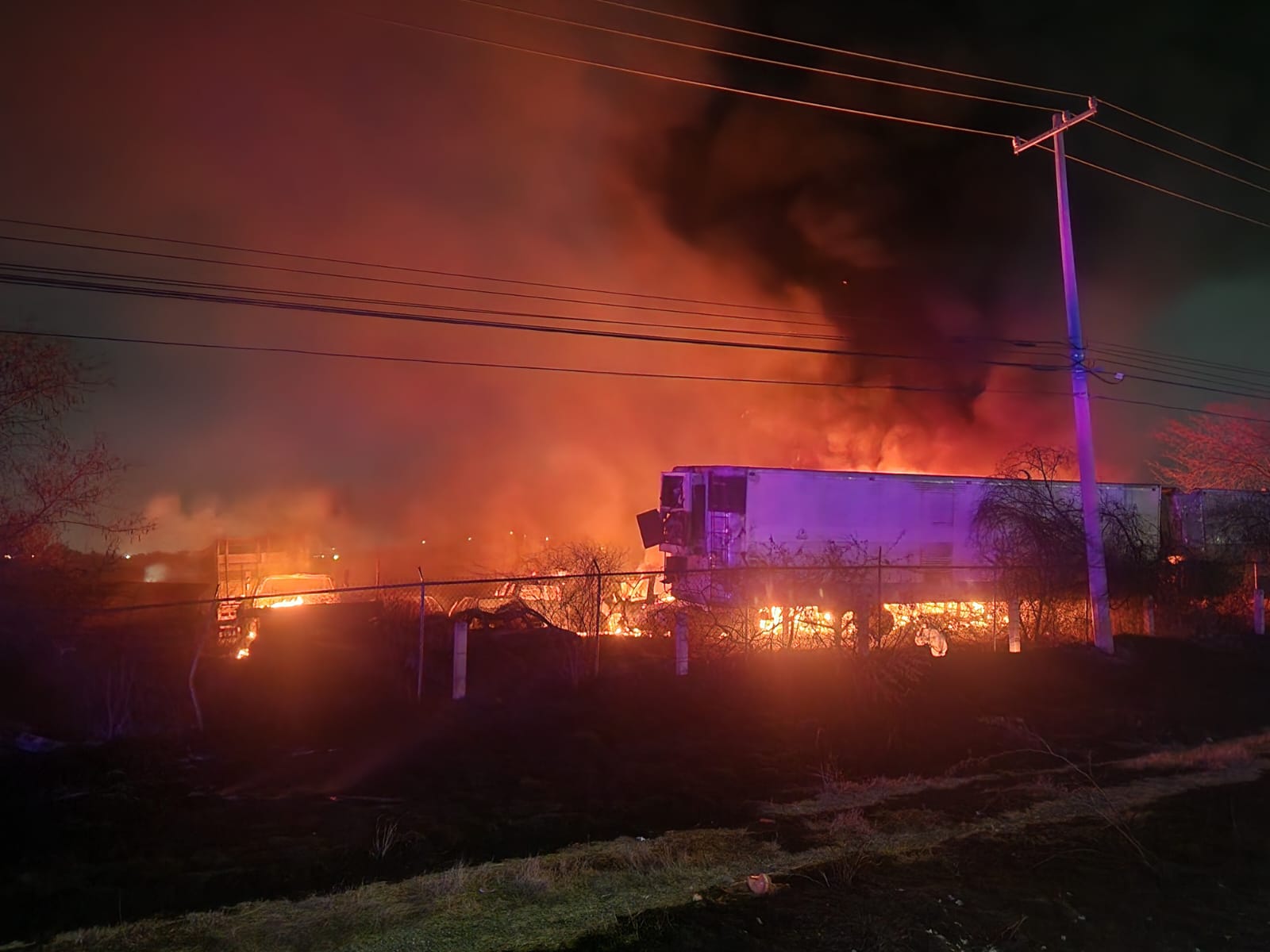 Queman maleza y el incendio se propaga a una pensión vehicular, en ...
