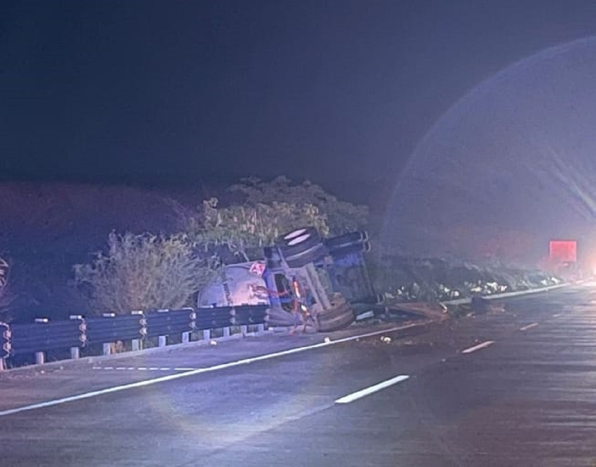 Vuelca pipa con hidrocarburos sobre la carretera México 15 en Mazatlán; cierran la circulación ...