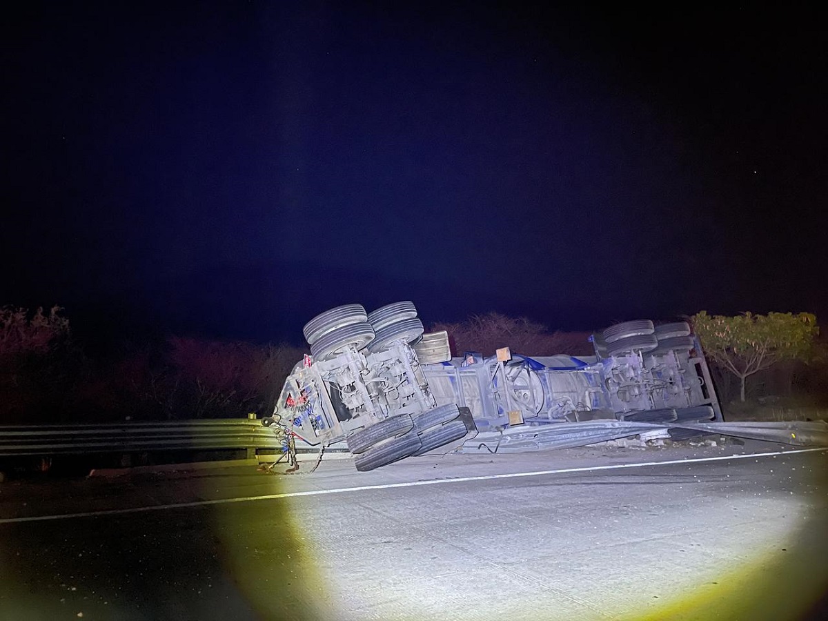 Vuelca pipa con hidrocarburos sobre la carretera México 15 en Mazatlán; cierran la circulación ...