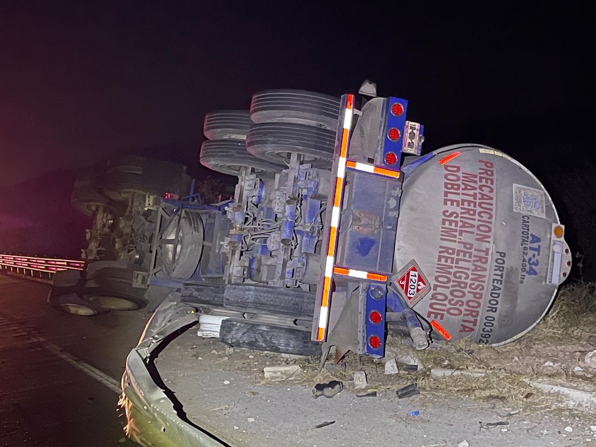 Vuelca pipa con hidrocarburos sobre la carretera México 15 en Mazatlán; cierran la circulación ...