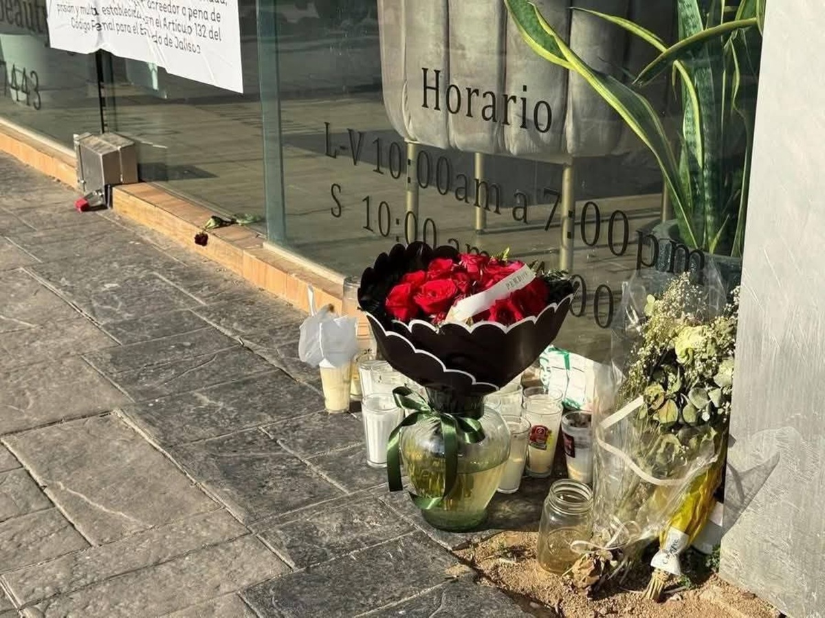 Pidiendo perdón, dejan ramo de rosas afuera del local de Valeria ...