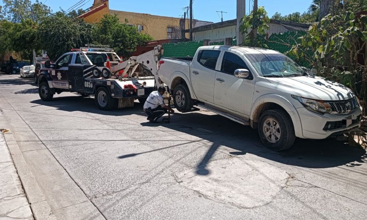 En la zona rural de Culiacán, recuperan una camioneta con reporte de robo | Los Noticieristas