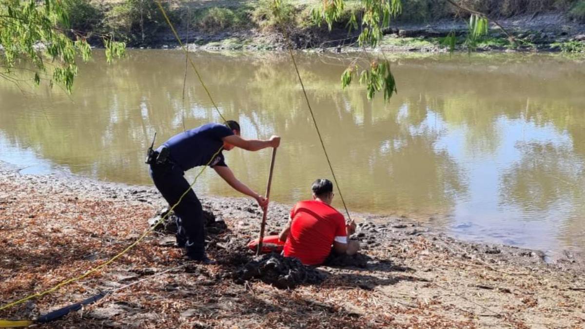 ¡Se metió a salvar a su perrito! Rescatan a joven tras quedar atascado ...