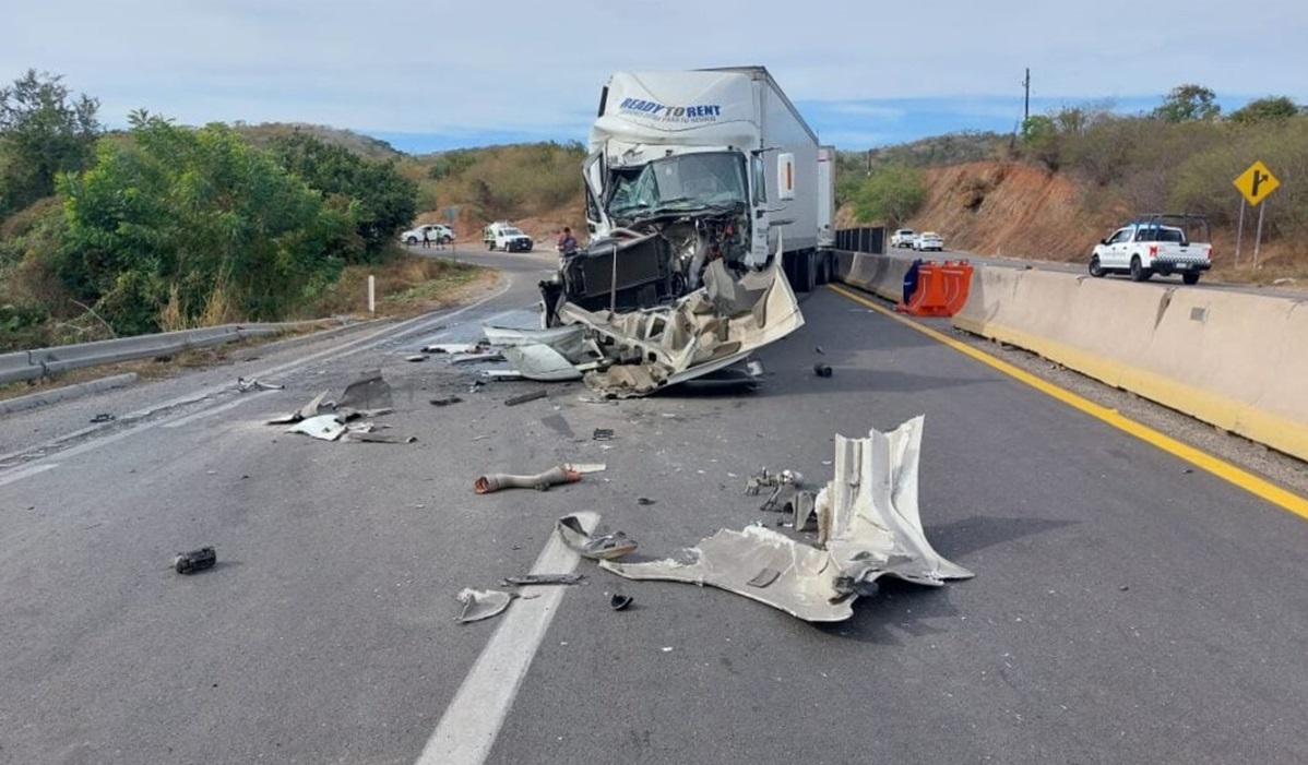 Revolvedora de cemento provoca choque entre dos tráileres en Mazatlán ...