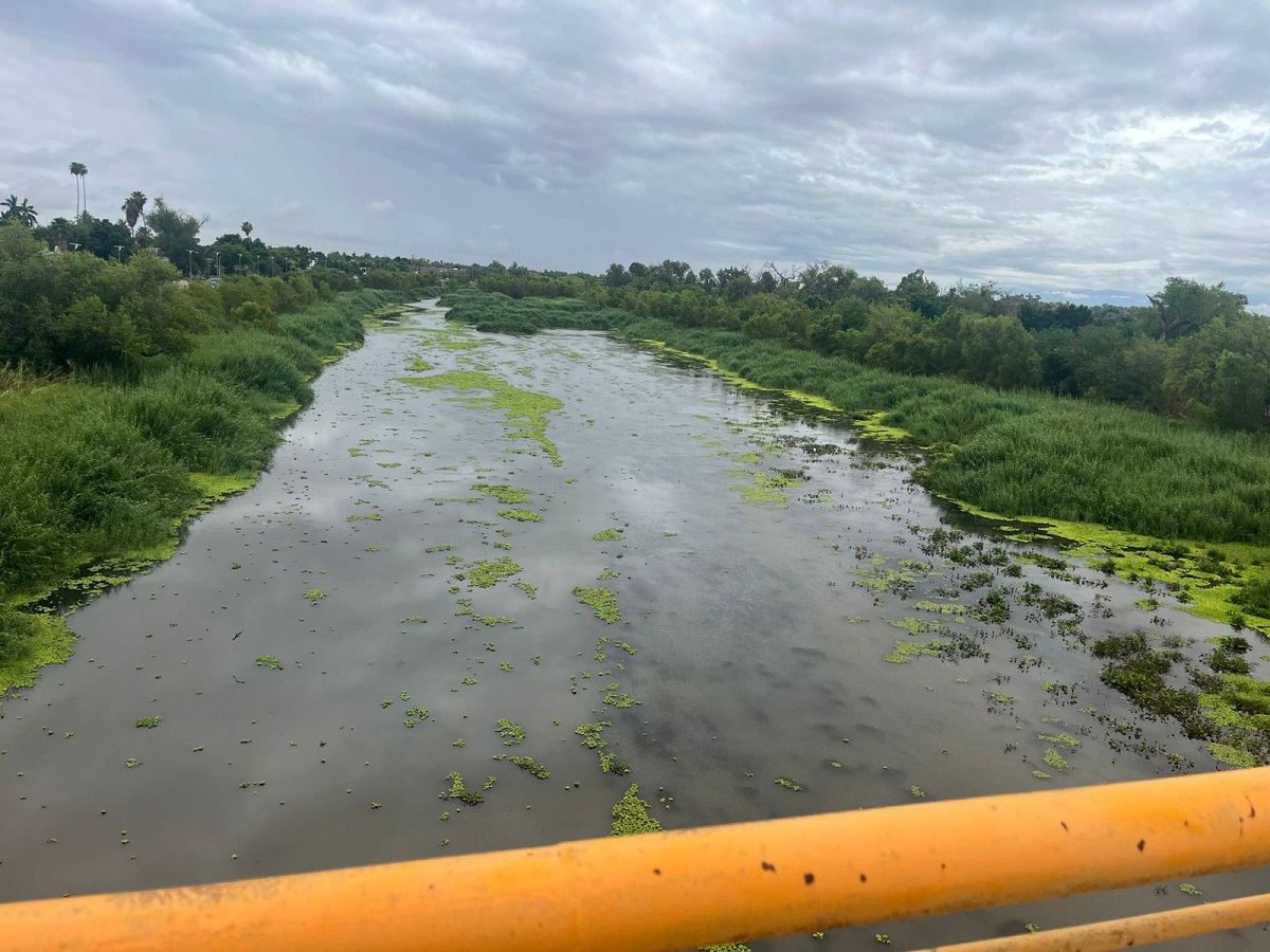 Con apoyo de particular inician desazolve emergente en el vado del río ...