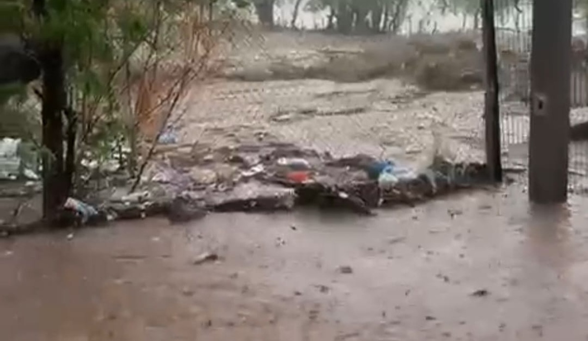 Se desborda arroyo “El Chiflais” en Mocorito tras intensa lluvia; reportan daños en al menos ...