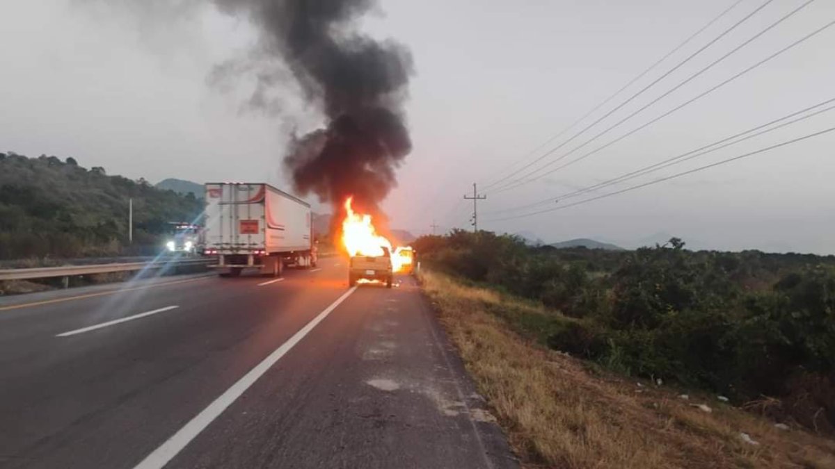 Se incendia camioneta sobre la carretera México 15, en Escuinapa | Los ...