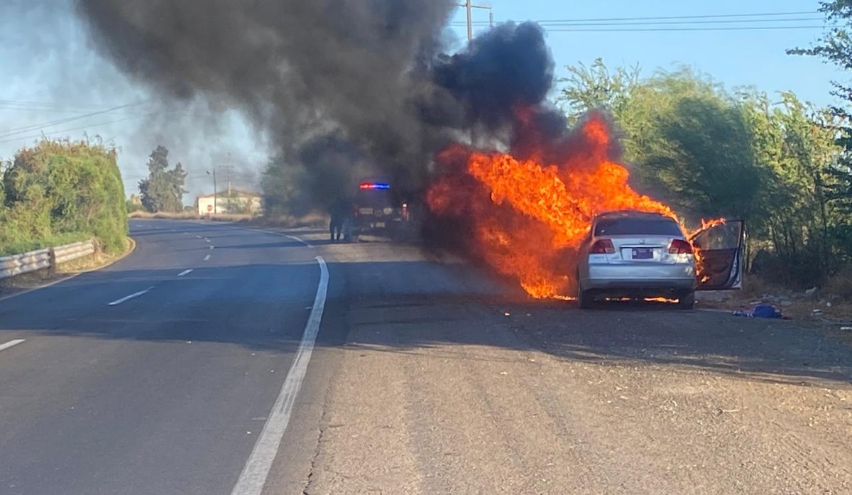 Vehículo es consumido por las llamas sobre la México 15, en Guasave ...