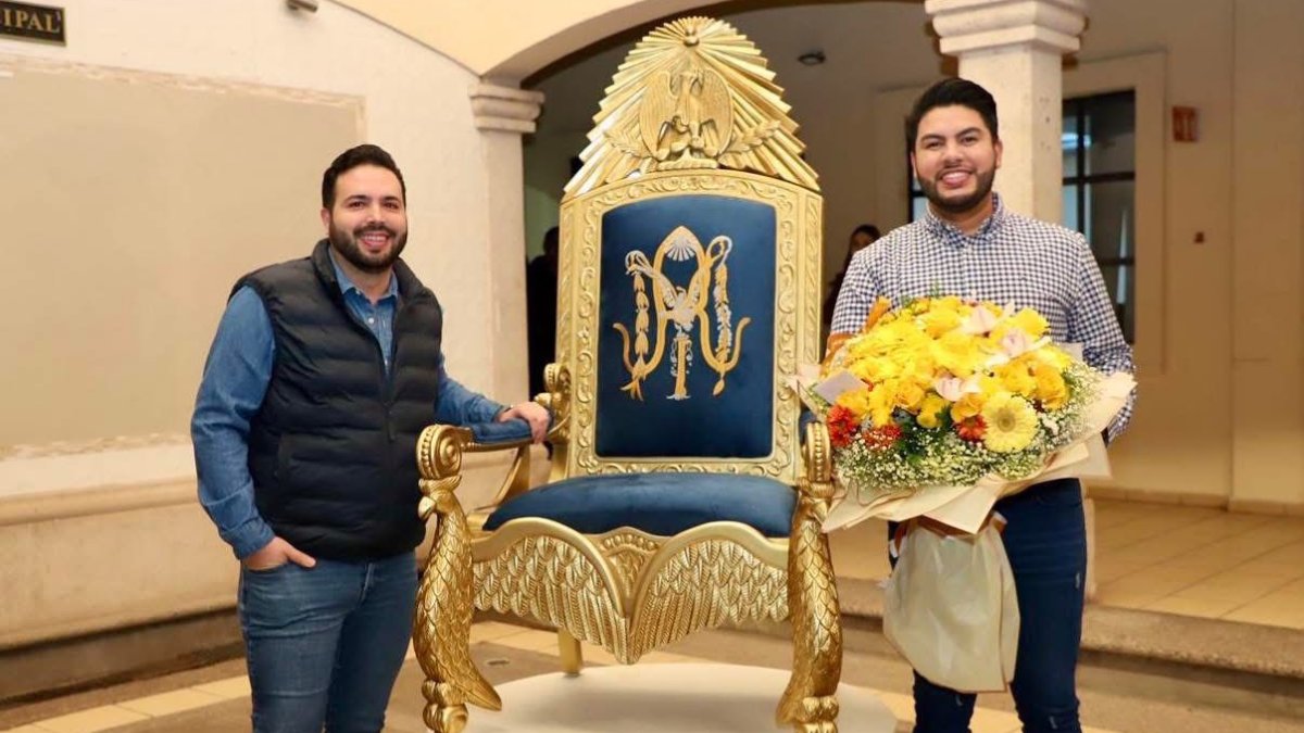 ¡Brilla como el oro! Alcalde de Elota recibe réplica de la silla presidencial de Benito Juárez ...