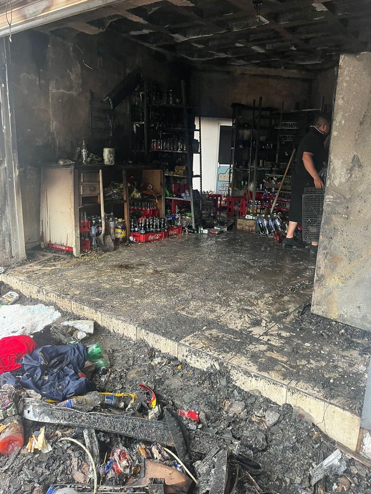 ¡Pérdida total! Fuego consume por completo una tienda en Guasave | Los ...