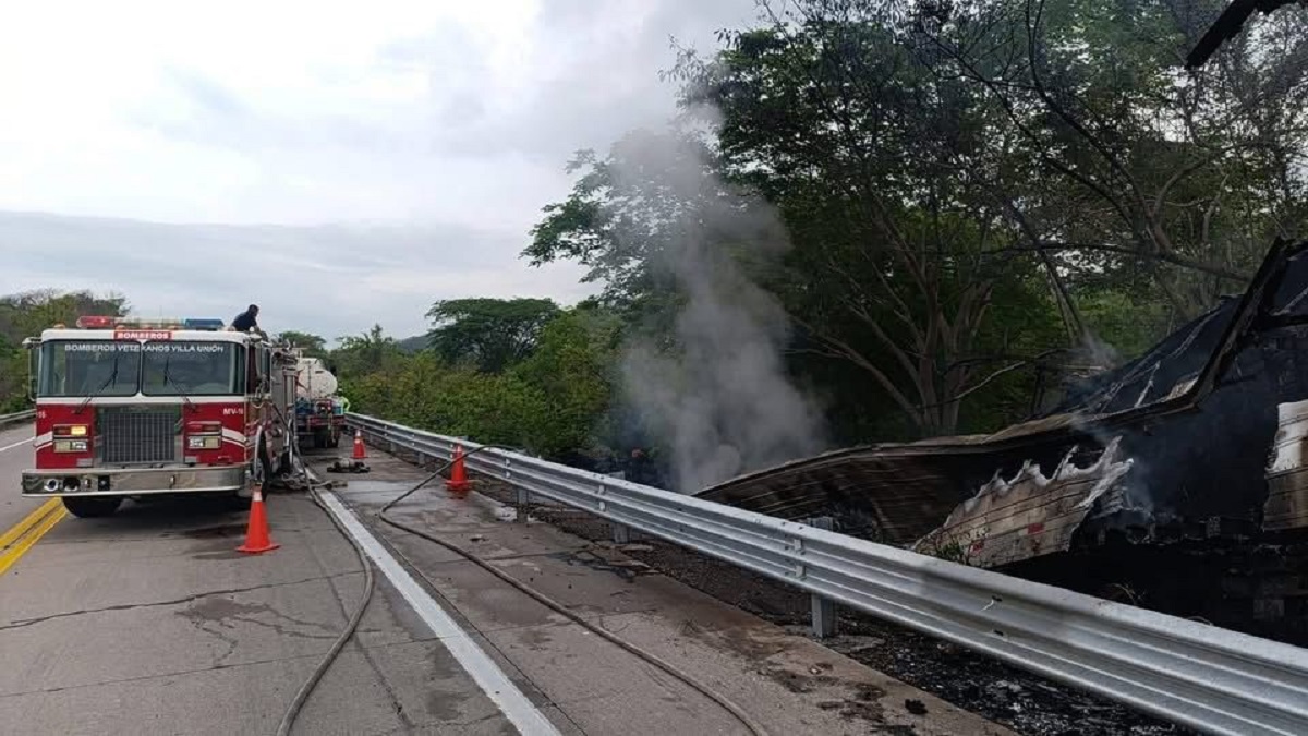 Tráiler se sale del camino y muere conductor en Mazatlán | Los ...