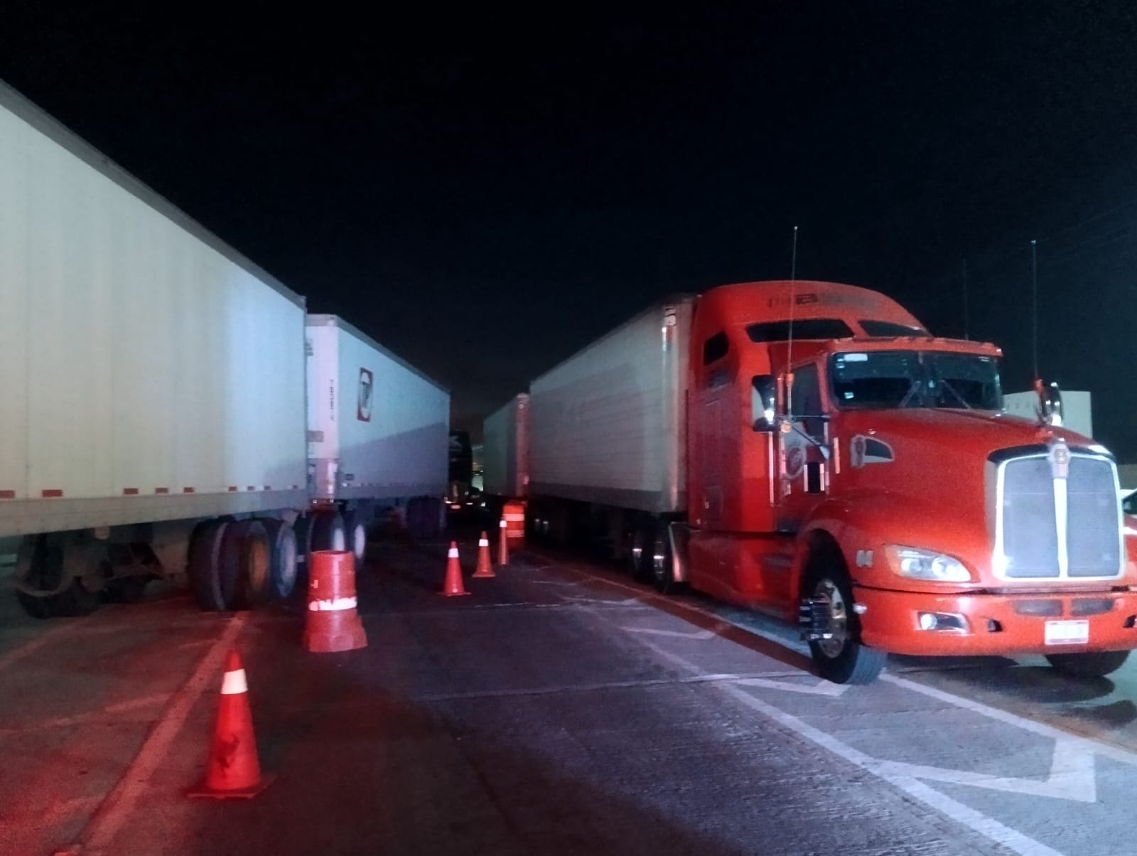 “O todos coludos o todos rabones”; traileros bloquean los carriles de ...